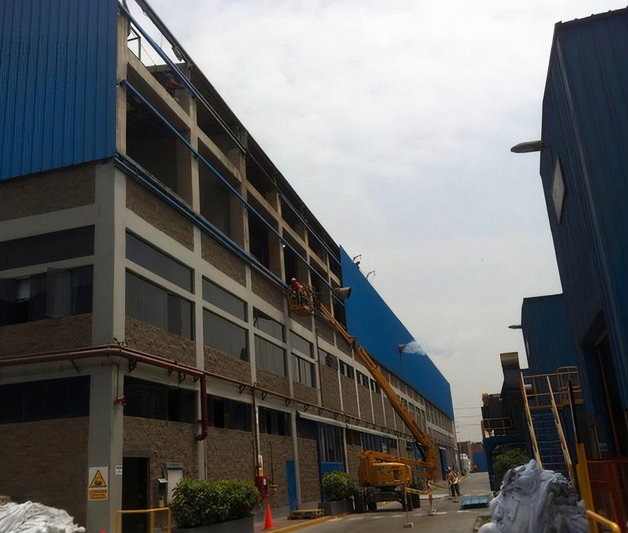 Construcción de edificios metálicos y estructuras metálicas en la industria - IPROYECSA ...